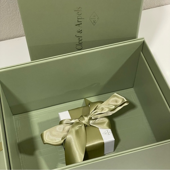 Van Cleef & Arpels | Jewelry | Van Cleef Arpels Ring Box And Gift Box ...
